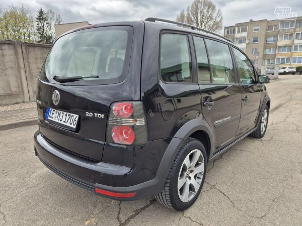 Black Volkswagen Touran 2007 in Mazeikiai, with an engine capacity of 2.00 L and mileage of 293 thousand km for 4200 €, photo 4 on AUTOMOTO.COM.LV