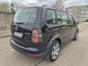 Black Volkswagen Touran 2007 in Mazeikiai, with an engine capacity of 2.00 L and mileage of 293 thousand km for 4200 €, photo 5 on AUTOMOTO.COM.LV