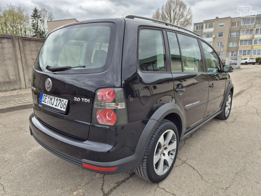 Black Volkswagen Touran 2007 in Mazeikiai, with an engine capacity of 2.00 L and mileage of 293 thousand km for 4200 €, photo 5 on AUTOMOTO.COM.LV