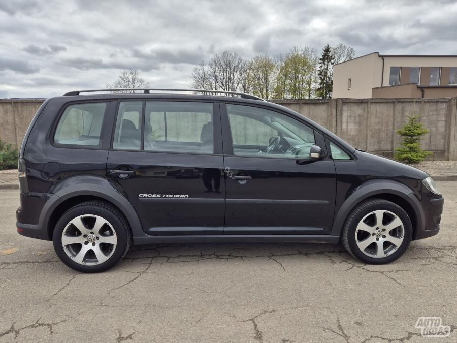Black Volkswagen Touran 2007 in Mazeikiai, with an engine capacity of 2.00 L and mileage of 293 thousand km for 4200 €, photo 6 on AUTOMOTO.COM.LV