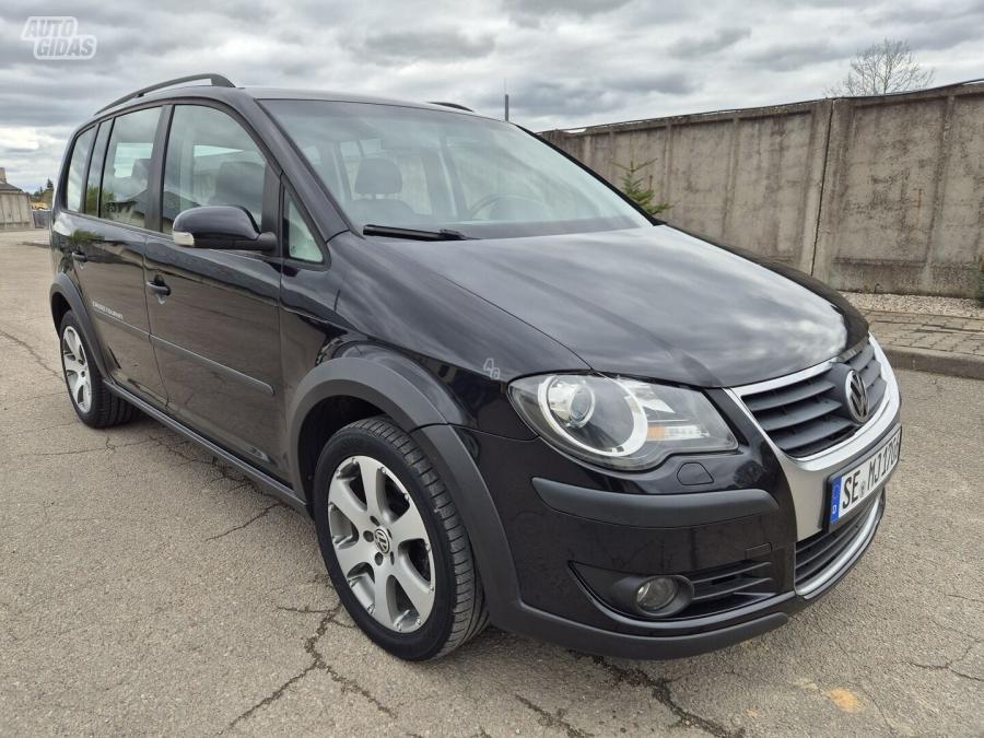 Black Volkswagen Touran 2007 in Mazeikiai, with an engine capacity of 2.00 L and mileage of 293 thousand km for 4200 €, photo 7 on AUTOMOTO.COM.LV