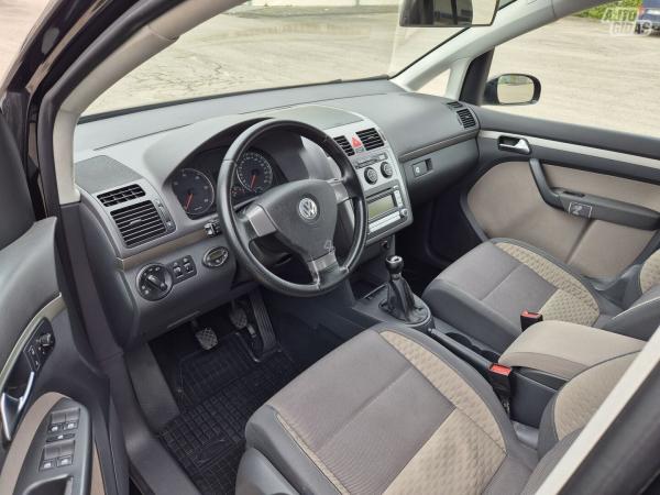 Black Volkswagen Touran 2007 in Mazeikiai, with an engine capacity of 2.00 L and mileage of 293 thousand km for 4200 €, photo 7 on AUTOMOTO.COM.LV