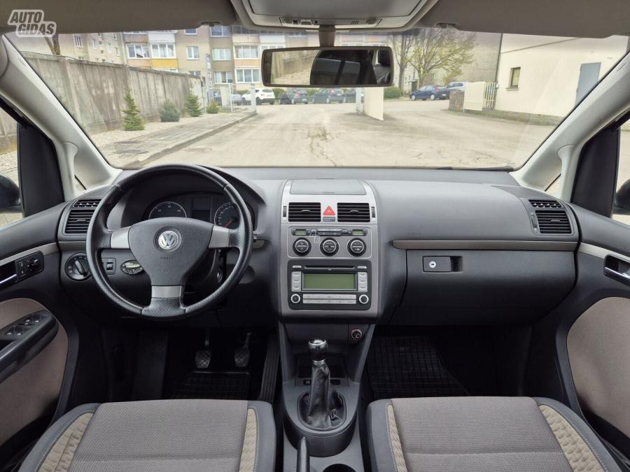 Black Volkswagen Touran 2007 in Mazeikiai, with an engine capacity of 2.00 L and mileage of 293 thousand km for 4200 €, photo 10 on AUTOMOTO.COM.LV