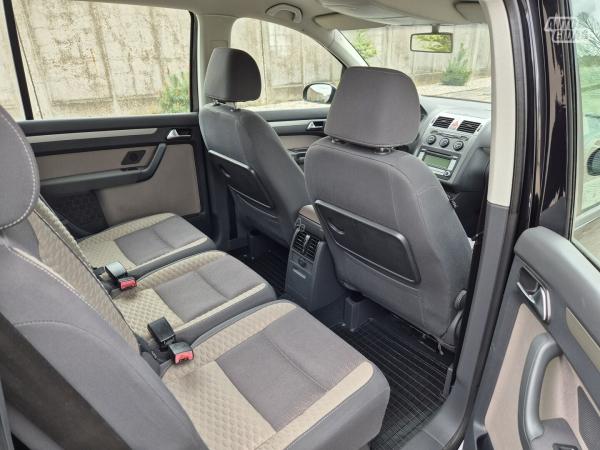 Black Volkswagen Touran 2007 in Mazeikiai, with an engine capacity of 2.00 L and mileage of 293 thousand km for 4200 €, photo 10 on AUTOMOTO.COM.LV