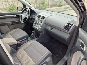 Black Volkswagen Touran 2007 in Mazeikiai, with an engine capacity of 2.00 L and mileage of 293 thousand km for 4200 €, photo 12 on AUTOMOTO.COM.LV