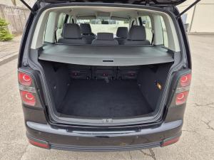 Black Volkswagen Touran 2007 in Mazeikiai, with an engine capacity of 2.00 L and mileage of 293 thousand km for 4200 €, photo 14 on AUTOMOTO.COM.LV