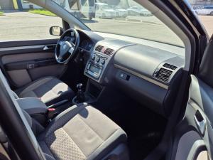 Melns Volkswagen Touran 2007 Mažeikiai, ar dzinēja tilpumu 2.00 L un nobraukumu 293 tūkst. km par 4200 €, foto 12 vietnē AUTOMOTO.COM.LV