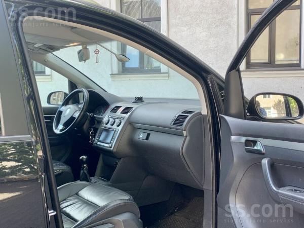 Melns Volkswagen Touran 2007 Rīga, ar dzinēja tilpumu 1.40 L un nobraukumu 242 tūkst. km par 4400 €, foto 8 vietnē AUTOMOTO.COM.LV