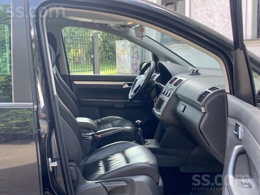 Melns Volkswagen Touran 2007 Rīga, ar dzinēja tilpumu 1.40 L un nobraukumu 242 tūkst. km par 4400 €, foto 10 vietnē AUTOMOTO.COM.LV