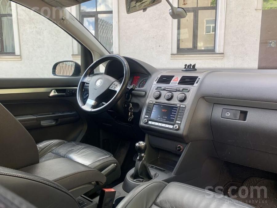 Melns Volkswagen Touran 2007 Rīga, ar dzinēja tilpumu 1.40 L un nobraukumu 242 tūkst. km par 4400 €, foto 12 vietnē AUTOMOTO.COM.LV