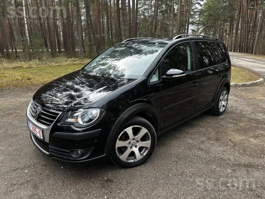 Black Volkswagen Touran 2007 in Jurmala, with an engine capacity of 1.40 L and mileage of 195 thousand km for 4590 €, photo 1 on AUTOMOTO.COM.LV