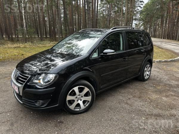 Black Volkswagen Touran 2007 in Jurmala, with an engine capacity of 1.40 L and mileage of 195 thousand km for 4590 €, photo 3 on AUTOMOTO.COM.LV