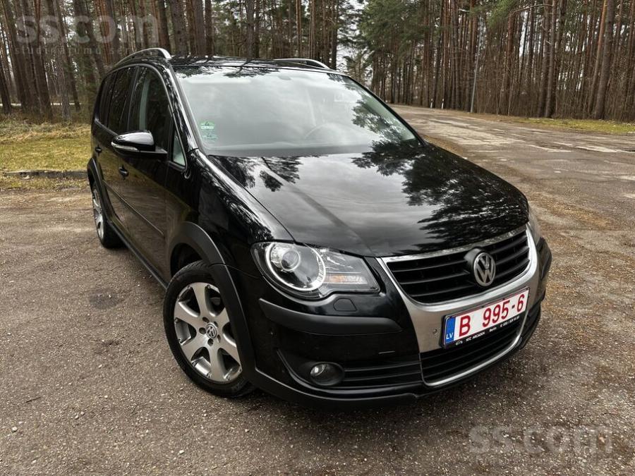 Black Volkswagen Touran 2007 in Jurmala, with an engine capacity of 1.40 L and mileage of 195 thousand km for 4590 €, photo 7 on AUTOMOTO.COM.LV