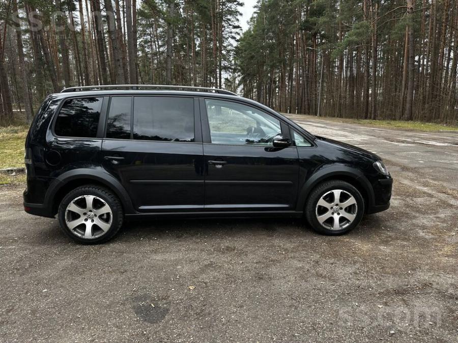 Black Volkswagen Touran 2007 in Jurmala, with an engine capacity of 1.40 L and mileage of 195 thousand km for 4590 €, photo 9 on AUTOMOTO.COM.LV