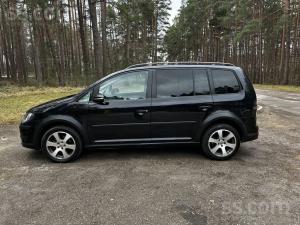 Black Volkswagen Touran 2007 in Jurmala, with an engine capacity of 1.40 L and mileage of 195 thousand km for 4590 €, photo 10 on AUTOMOTO.COM.LV