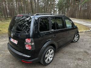 Black Volkswagen Touran 2007 in Jurmala, with an engine capacity of 1.40 L and mileage of 195 thousand km for 4590 €, photo 11 on AUTOMOTO.COM.LV