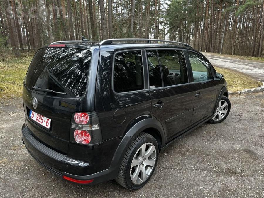 Black Volkswagen Touran 2007 in Jurmala, with an engine capacity of 1.40 L and mileage of 195 thousand km for 4590 €, photo 11 on AUTOMOTO.COM.LV
