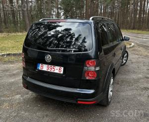 Black Volkswagen Touran 2007 in Jurmala, with an engine capacity of 1.40 L and mileage of 195 thousand km for 4590 €, photo 12 on AUTOMOTO.COM.LV