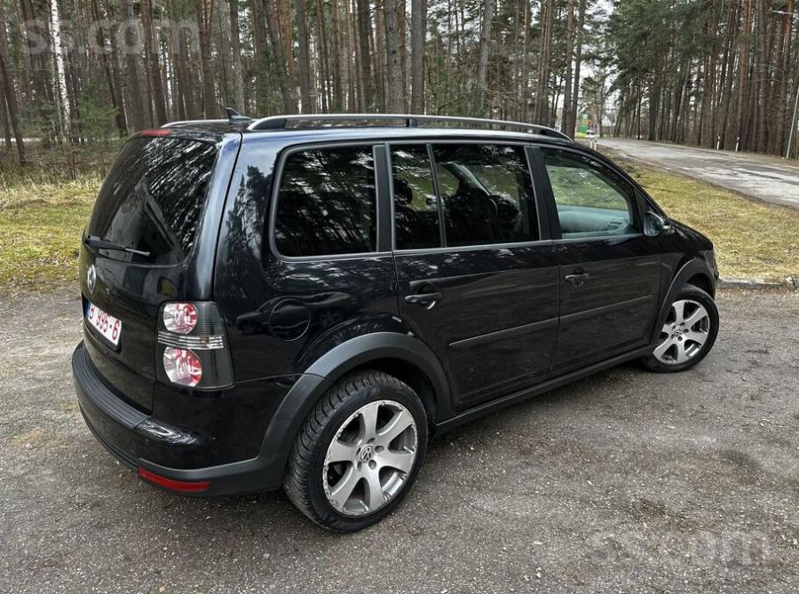 Black Volkswagen Touran 2007 in Jurmala, with an engine capacity of 1.40 L and mileage of 195 thousand km for 4590 €, photo 13 on AUTOMOTO.COM.LV