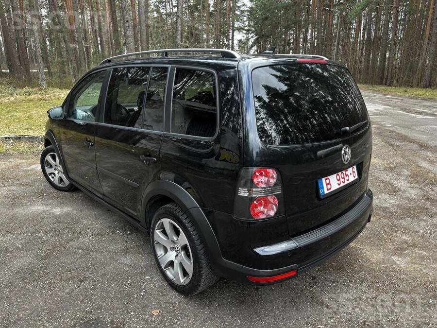 Black Volkswagen Touran 2007 in Jurmala, with an engine capacity of 1.40 L and mileage of 195 thousand km for 4590 €, photo 15 on AUTOMOTO.COM.LV