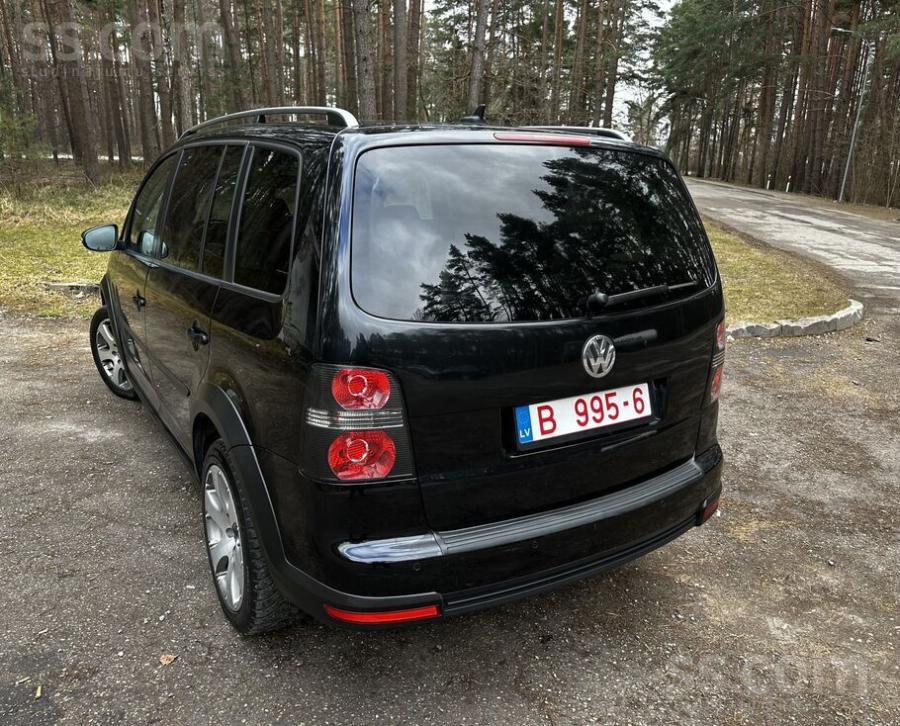 Black Volkswagen Touran 2007 in Jurmala, with an engine capacity of 1.40 L and mileage of 195 thousand km for 4590 €, photo 16 on AUTOMOTO.COM.LV