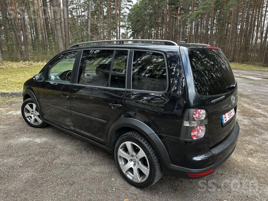 Black Volkswagen Touran 2007 in Jurmala, with an engine capacity of 1.40 L and mileage of 195 thousand km for 4590 €, photo 17 on AUTOMOTO.COM.LV