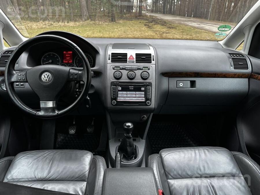 Black Volkswagen Touran 2007 in Jurmala, with an engine capacity of 1.40 L and mileage of 195 thousand km for 4590 €, photo 29 on AUTOMOTO.COM.LV