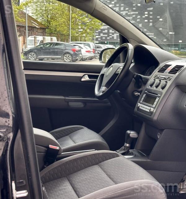 Melns Volkswagen Touran 2007 Jelgava, ar dzinēja tilpumu 2.00 L un nobraukumu 337 tūkst. km par 3450 €, foto 9 vietnē AUTOMOTO.COM.LV