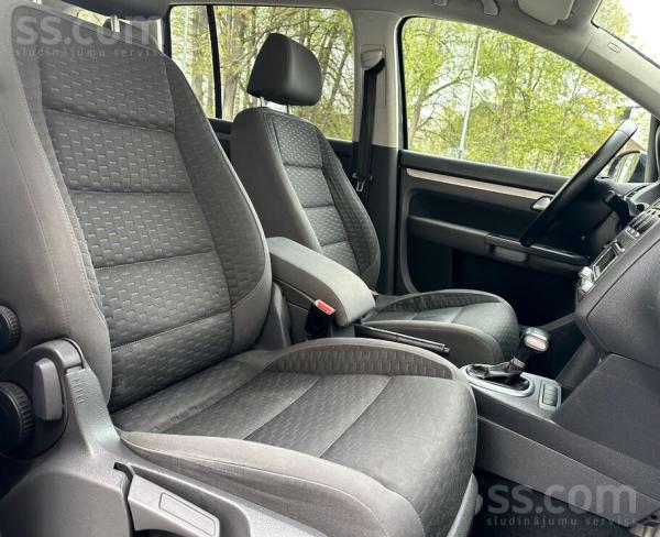 Melns Volkswagen Touran 2007 Jelgava, ar dzinēja tilpumu 2.00 L un nobraukumu 337 tūkst. km par 3450 €, foto 10 vietnē AUTOMOTO.COM.LV