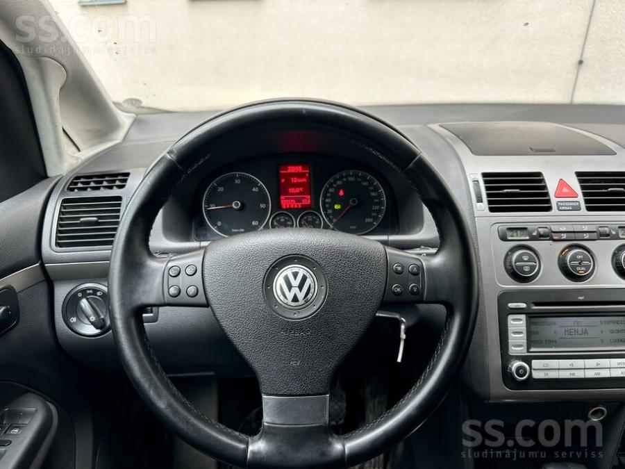 Melns Volkswagen Touran 2007 Jelgava, ar dzinēja tilpumu 2.00 L un nobraukumu 337 tūkst. km par 3450 €, foto 16 vietnē AUTOMOTO.COM.LV