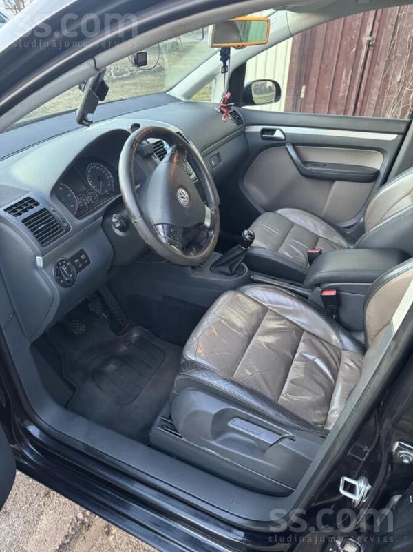 Melns Volkswagen Touran 2007 Cēsis, ar dzinēja tilpumu 2.00 L un nobraukumu 299 tūkst. km par 2950 €, foto 6 vietnē AUTOMOTO.COM.LV