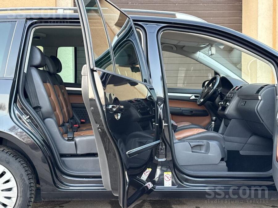 Melns Volkswagen Touran 2007 Ogre, ar dzinēja tilpumu 1.60 L un nobraukumu 153 tūkst. km par 4995 €, foto 16 vietnē AUTOMOTO.COM.LV