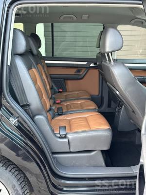 Melns Volkswagen Touran 2007 Ogre, ar dzinēja tilpumu 1.60 L un nobraukumu 153 tūkst. km par 4995 €, foto 17 vietnē AUTOMOTO.COM.LV