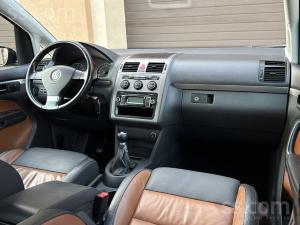 Melns Volkswagen Touran 2007 Ogre, ar dzinēja tilpumu 1.60 L un nobraukumu 153 tūkst. km par 4995 €, foto 19 vietnē AUTOMOTO.COM.LV