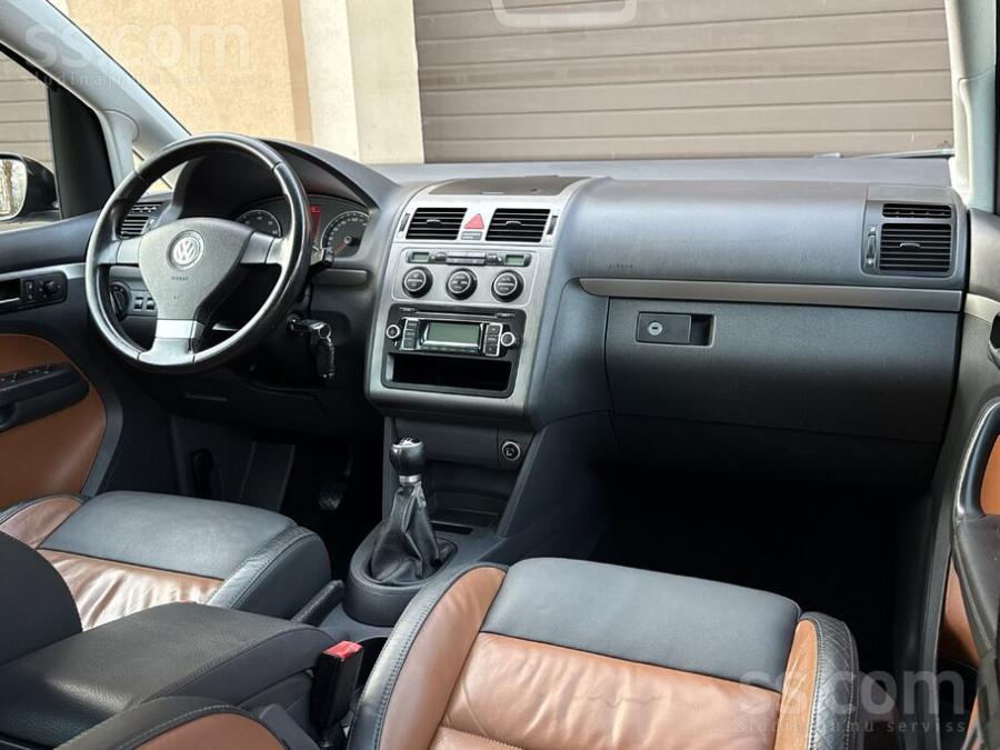 Melns Volkswagen Touran 2007 Ogre, ar dzinēja tilpumu 1.60 L un nobraukumu 153 tūkst. km par 4995 €, foto 19 vietnē AUTOMOTO.COM.LV