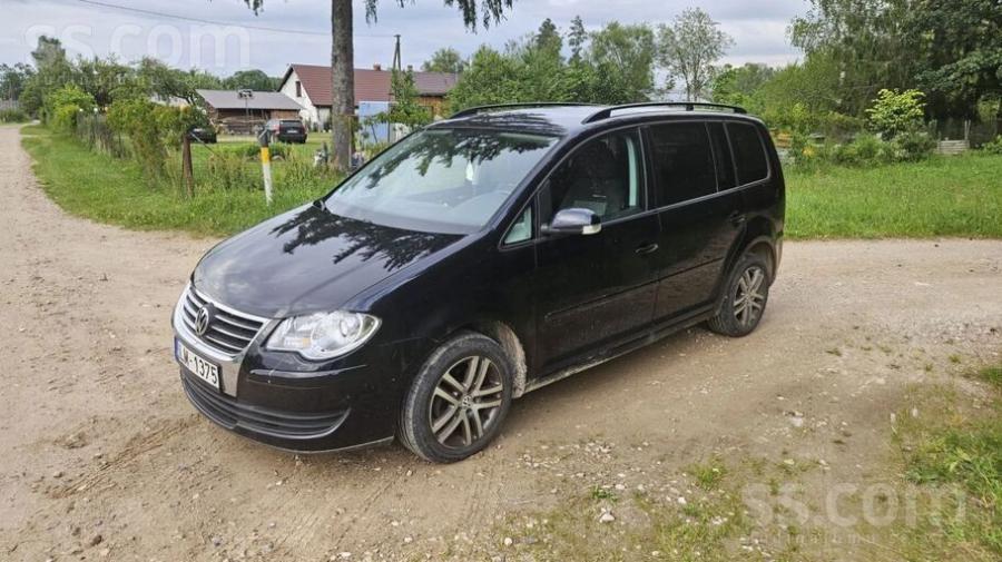 Black Volkswagen Touran 2007 in Cesis, with an engine capacity of 1.90 L and mileage of 269 thousand km for 2450 €, photo 3 on AUTOMOTO.COM.LV