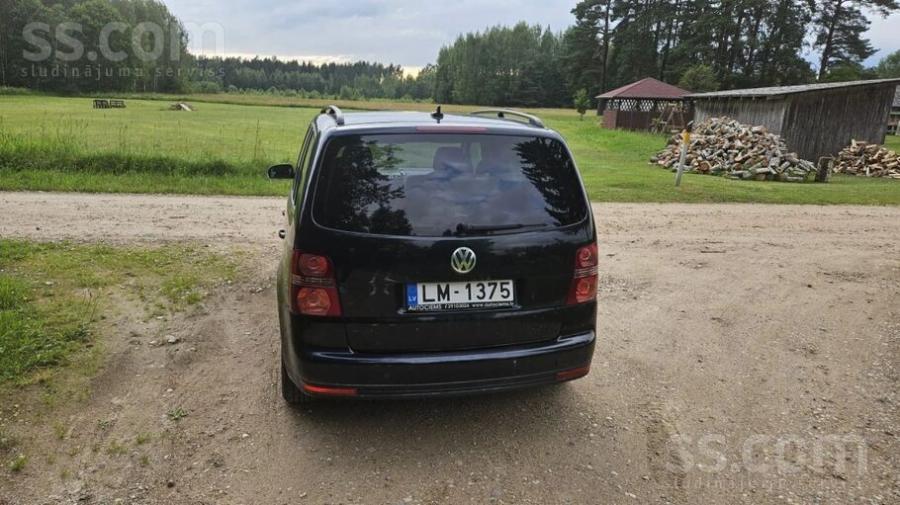 Black Volkswagen Touran 2007 in Cesis, with an engine capacity of 1.90 L and mileage of 269 thousand km for 2450 €, photo 4 on AUTOMOTO.COM.LV