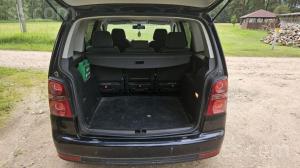 Black Volkswagen Touran 2007 in Cesis, with an engine capacity of 1.90 L and mileage of 269 thousand km for 2450 €, photo 5 on AUTOMOTO.COM.LV