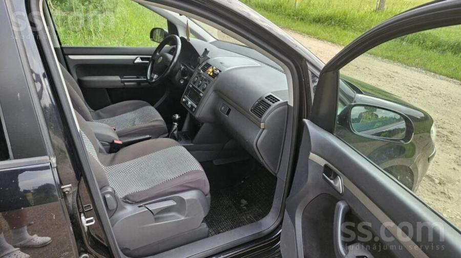 Black Volkswagen Touran 2007 in Cesis, with an engine capacity of 1.90 L and mileage of 269 thousand km for 2450 €, photo 7 on AUTOMOTO.COM.LV
