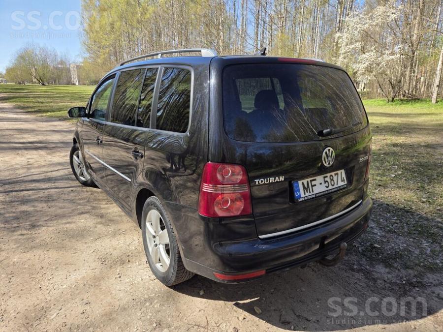 Melns Volkswagen Touran 2007 Rīga, ar dzinēja tilpumu 2.00 L un nobraukumu 335 tūkst. km par 2300 €, foto 4 vietnē AUTOMOTO.COM.LV