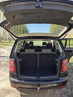Melns Volkswagen Touran 2007 Rīga, ar dzinēja tilpumu 2.00 L un nobraukumu 335 tūkst. km par 2300 €, foto 7 vietnē AUTOMOTO.COM.LV