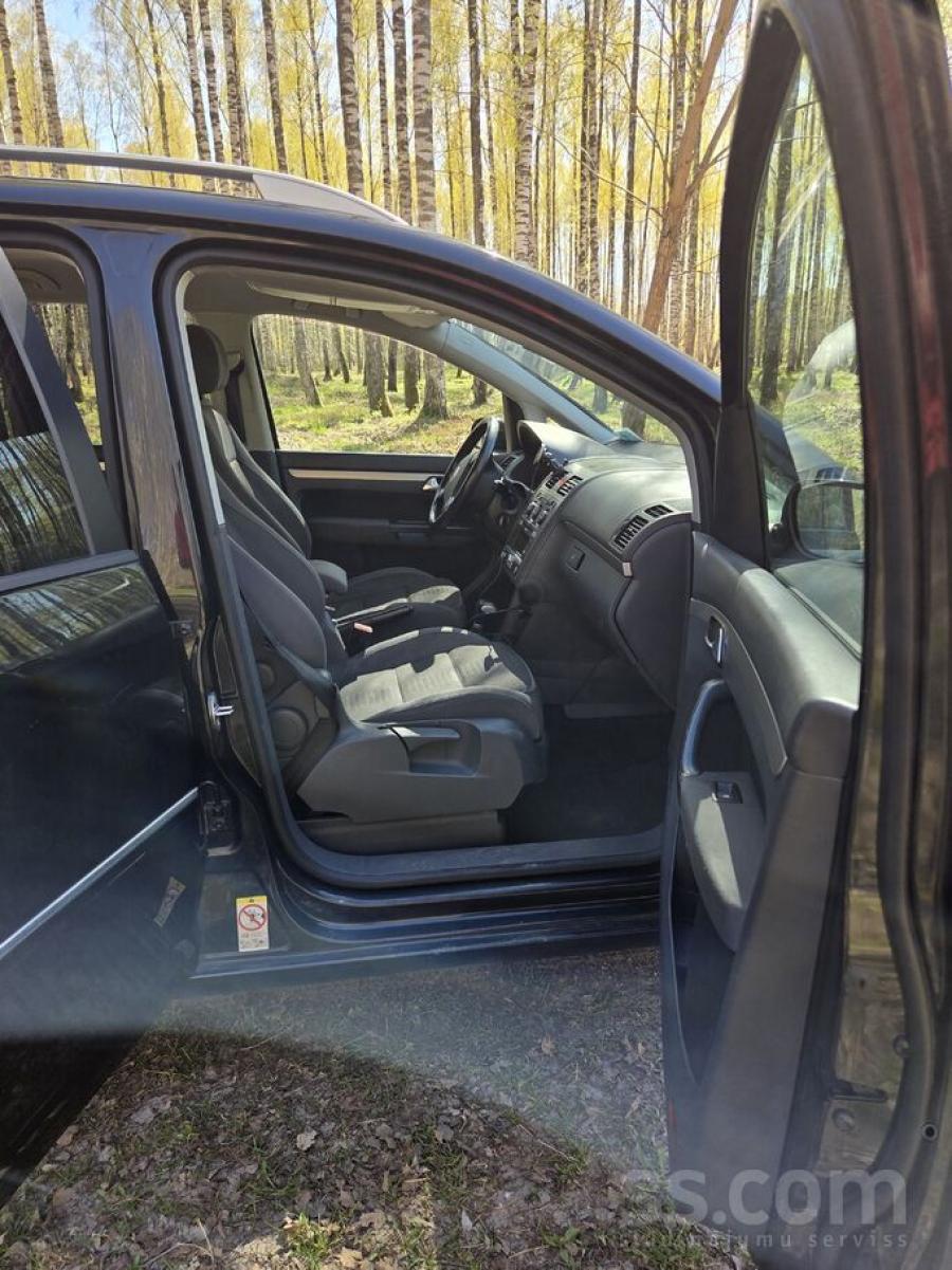 Melns Volkswagen Touran 2007 Rīga, ar dzinēja tilpumu 2.00 L un nobraukumu 335 tūkst. km par 2300 €, foto 12 vietnē AUTOMOTO.COM.LV