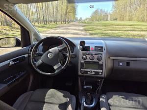 Melns Volkswagen Touran 2007 Rīga, ar dzinēja tilpumu 2.00 L un nobraukumu 335 tūkst. km par 2300 €, foto 13 vietnē AUTOMOTO.COM.LV