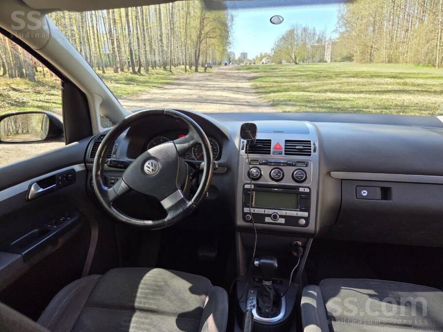 Melns Volkswagen Touran 2007 Rīga, ar dzinēja tilpumu 2.00 L un nobraukumu 335 tūkst. km par 2300 €, foto 13 vietnē AUTOMOTO.COM.LV
