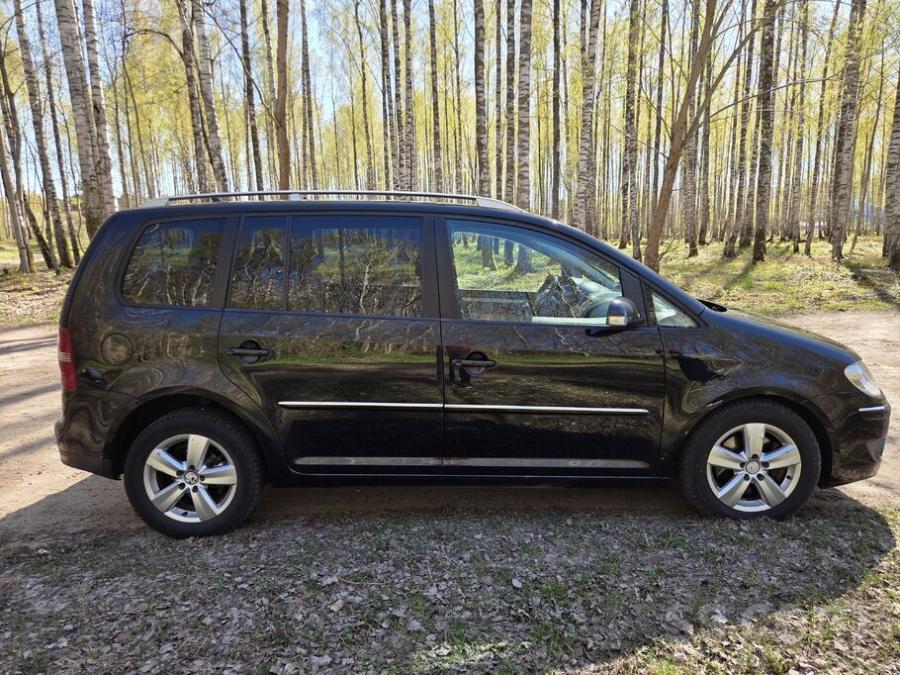 Melns Volkswagen Touran 2007 Rīga, ar dzinēja tilpumu 2.00 L un nobraukumu 335 tūkst. km par 2300 €, foto 15 vietnē AUTOMOTO.COM.LV