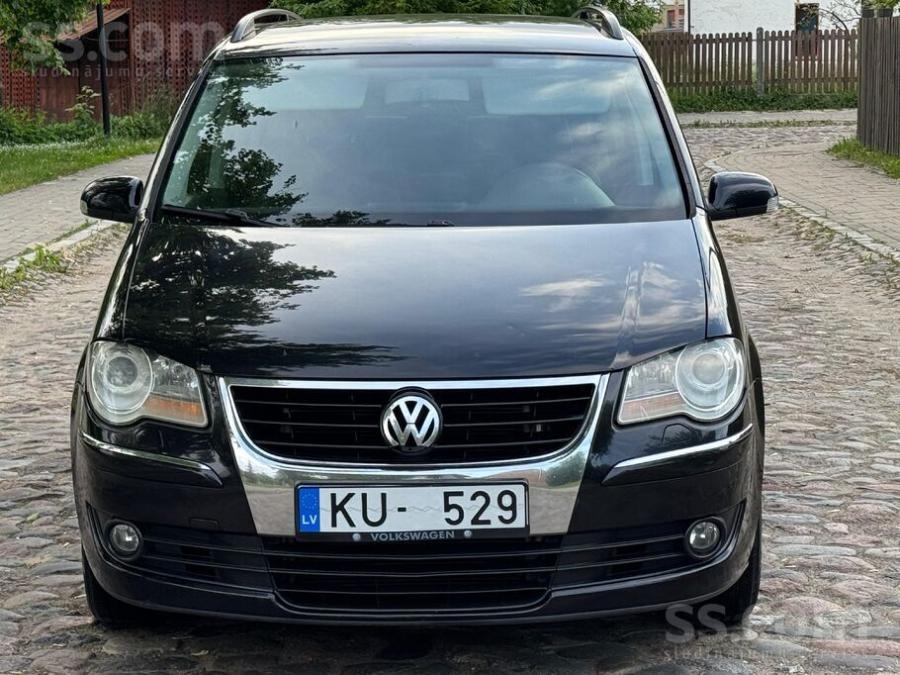Black Volkswagen Touran 2007 in Jelgava, with an engine capacity of 1.90 L and mileage of 348 thousand km for 2150 €, photo 1 on AUTOMOTO.COM.LV