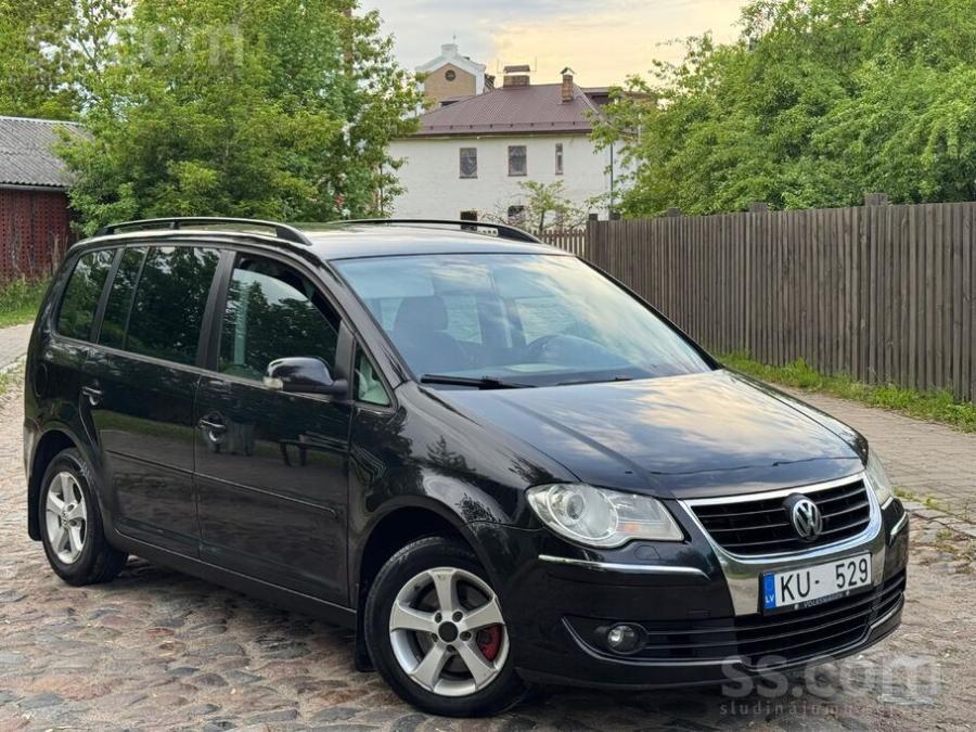 Black Volkswagen Touran 2007 in Jelgava, with an engine capacity of 1.90 L and mileage of 348 thousand km for 2150 €, photo 3 on AUTOMOTO.COM.LV