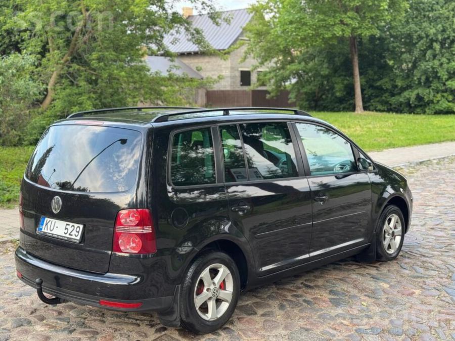 Black Volkswagen Touran 2007 in Jelgava, with an engine capacity of 1.90 L and mileage of 348 thousand km for 2150 €, photo 5 on AUTOMOTO.COM.LV