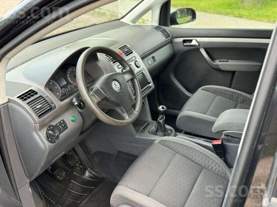 Black Volkswagen Touran 2007 in Jelgava, with an engine capacity of 1.90 L and mileage of 348 thousand km for 2150 €, photo 9 on AUTOMOTO.COM.LV