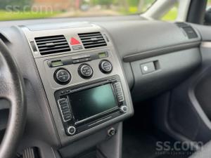 Black Volkswagen Touran 2007 in Jelgava, with an engine capacity of 1.90 L and mileage of 348 thousand km for 2150 €, photo 11 on AUTOMOTO.COM.LV